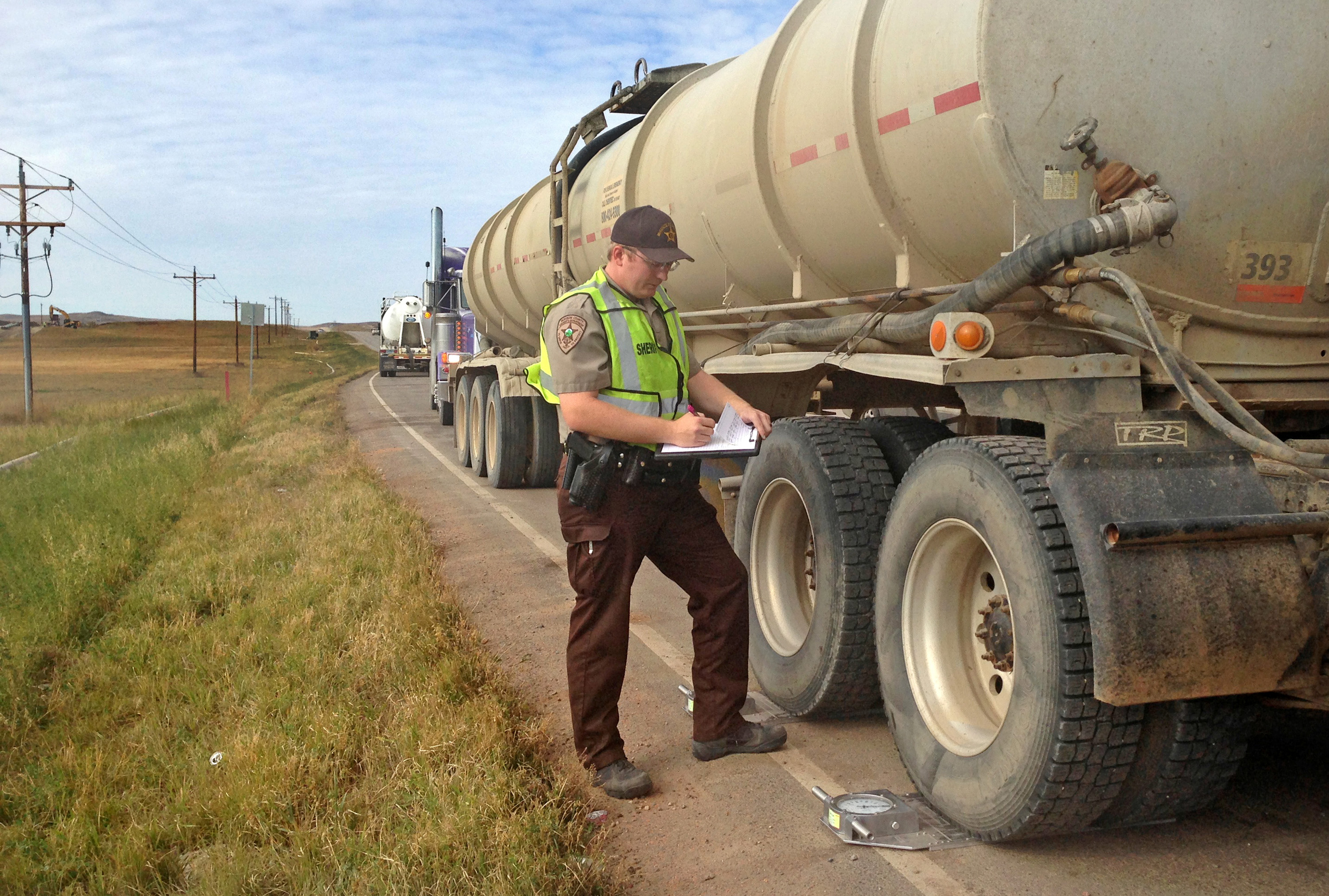 Newsela | Overweight trucks risk big fines to "haul heavy"