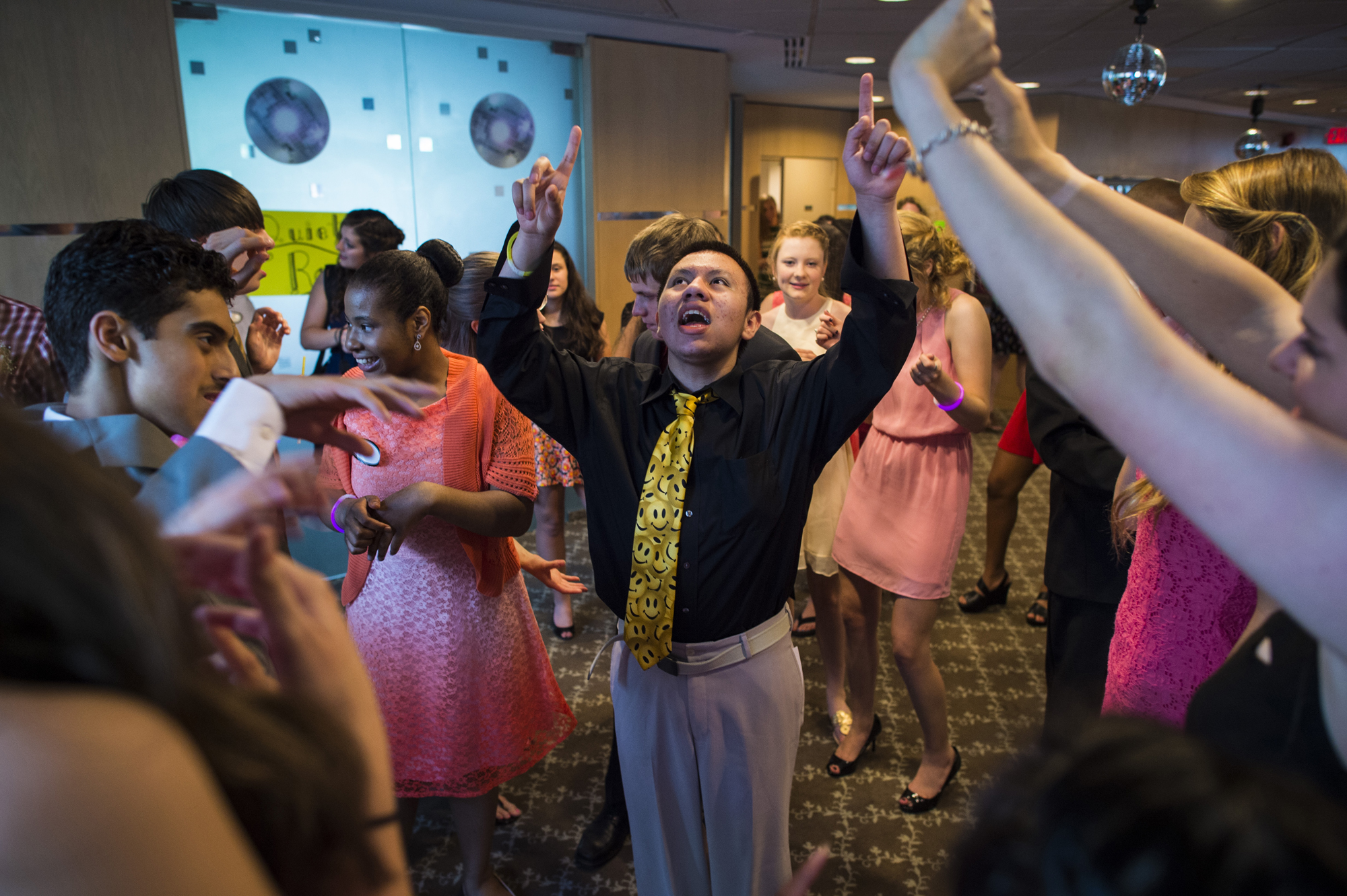 Newsela | Teen dream: Sisters organize a prom for their siblings with ...