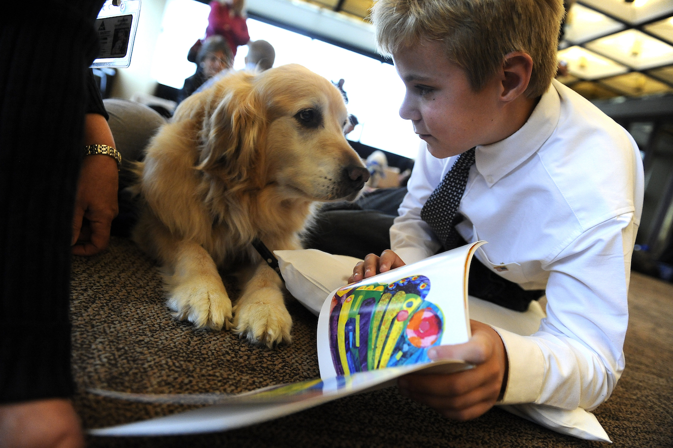 Newsela | Children practice reading with dogs, learn compassion